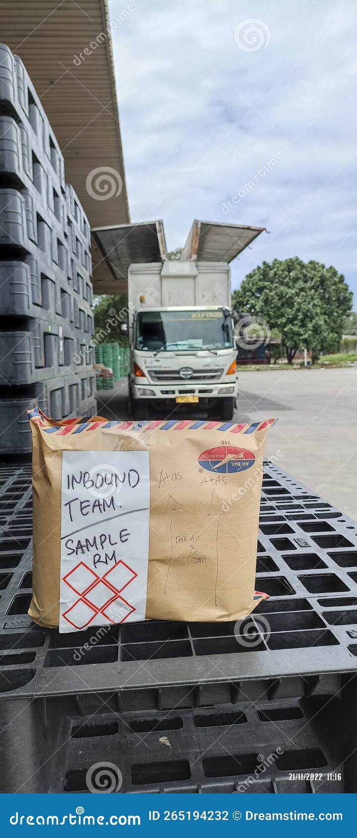 Wingboxs Cars Outdoor Shuttle Fly Editorial Photography - Image of ...