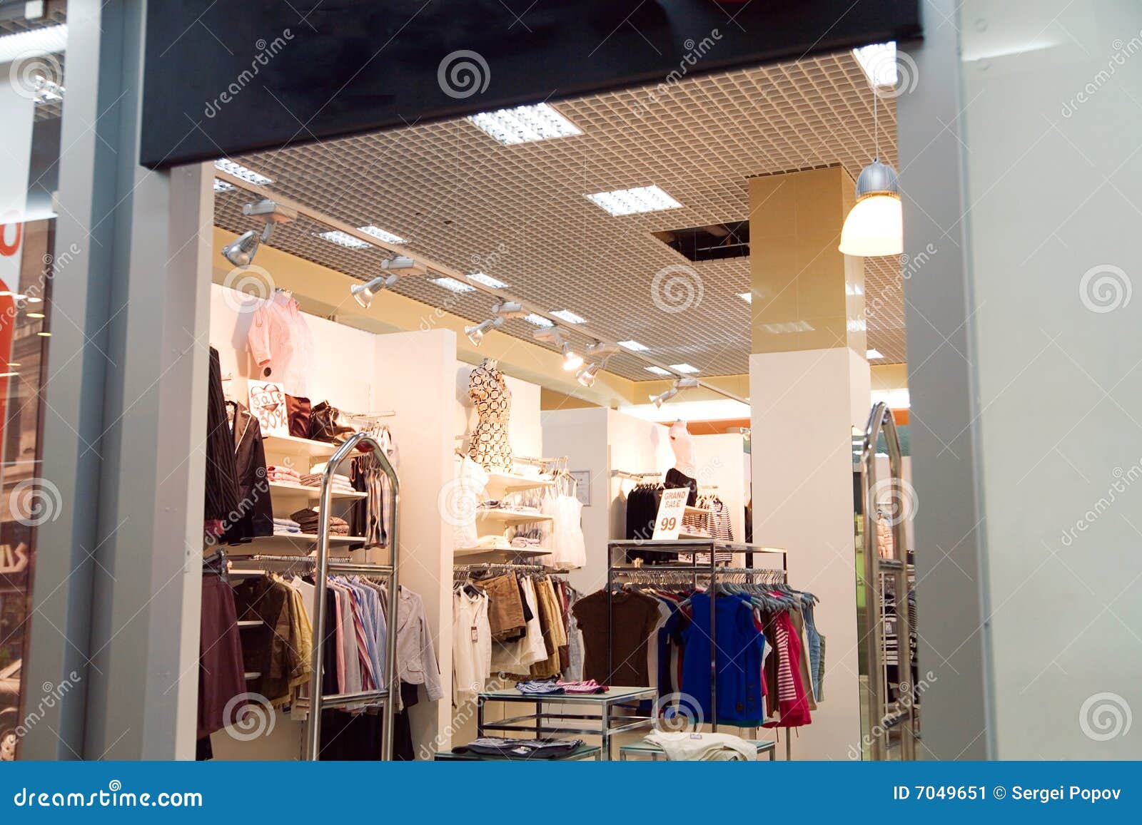 Winkel stock afbeelding. Image of katoen, jasje, kledingwinkel - 7049651