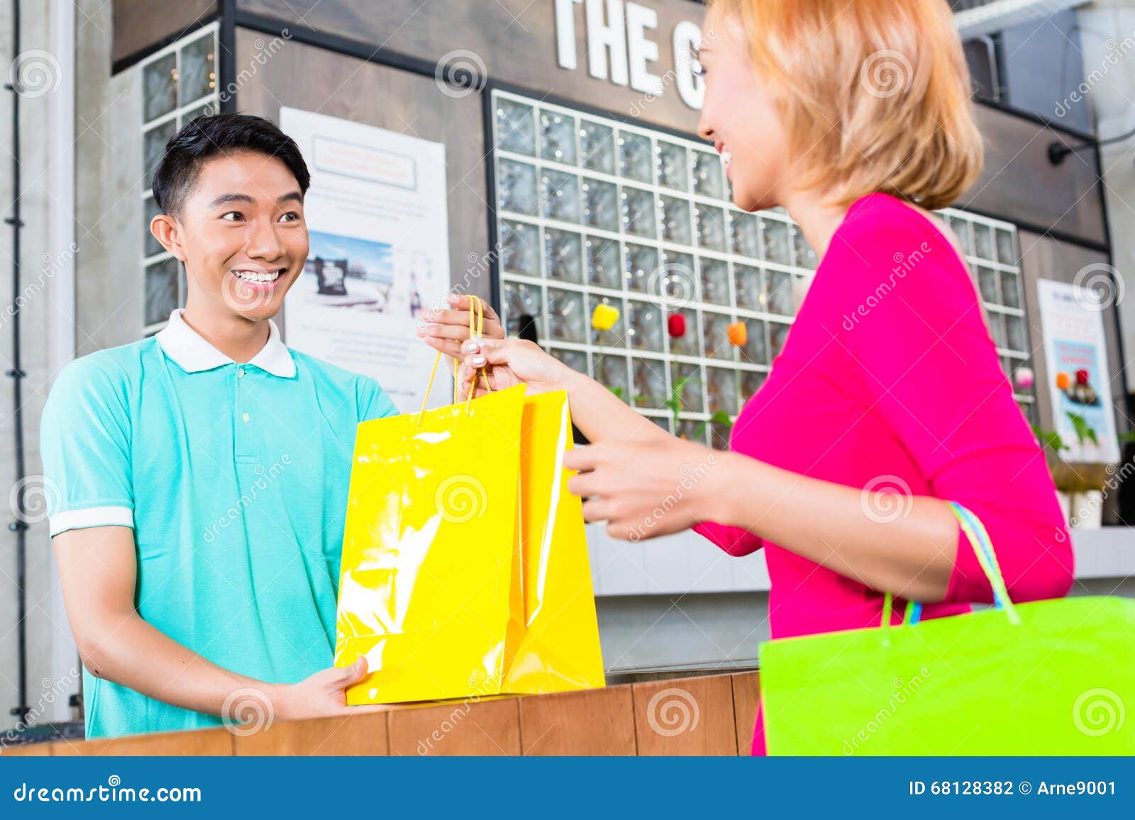 Winkel Hulp Het Overhandigen Aankoop Aan Vrouw Stock Foto - Image of ...