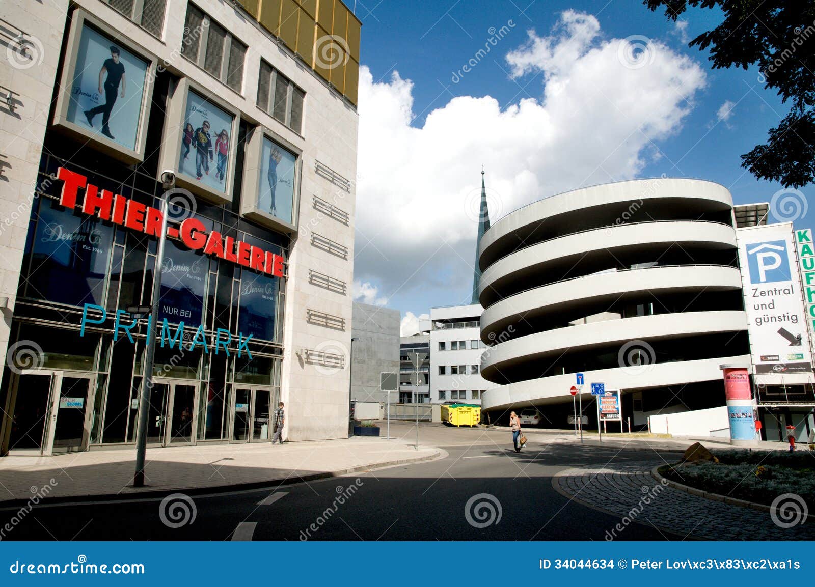 Winkelcentrum in Dortmund redactionele stock afbeelding. Image of auto ...