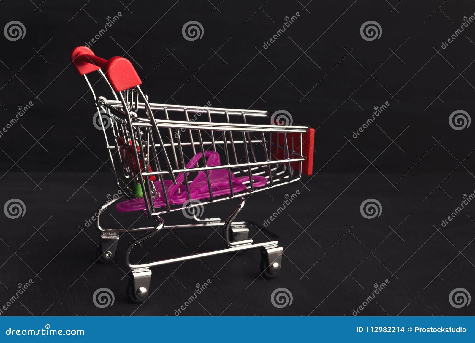 Winkelkar Op Zwarte Achtergrond Stock Foto - Image of markt, koper ...