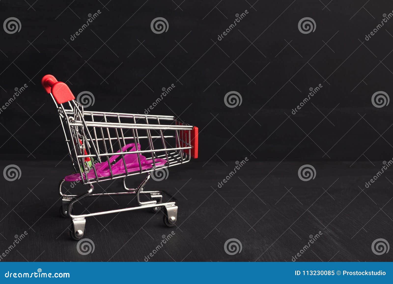 Winkelkar Op Zwarte Achtergrond Stock Afbeelding - Image of koop ...