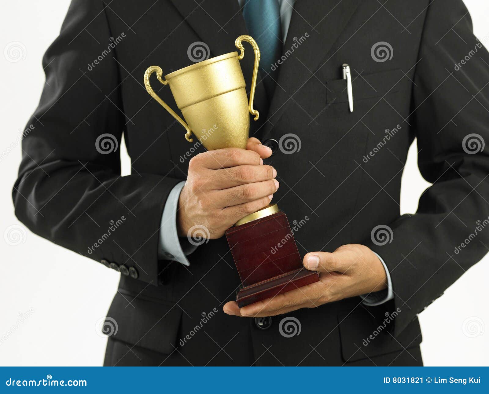 Winnaar die throphy houdt stock afbeelding. Image of midden - 8031821