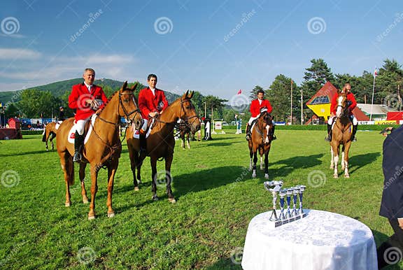 Winnend team redactionele foto. Image of laarzen, activiteit - 9735536