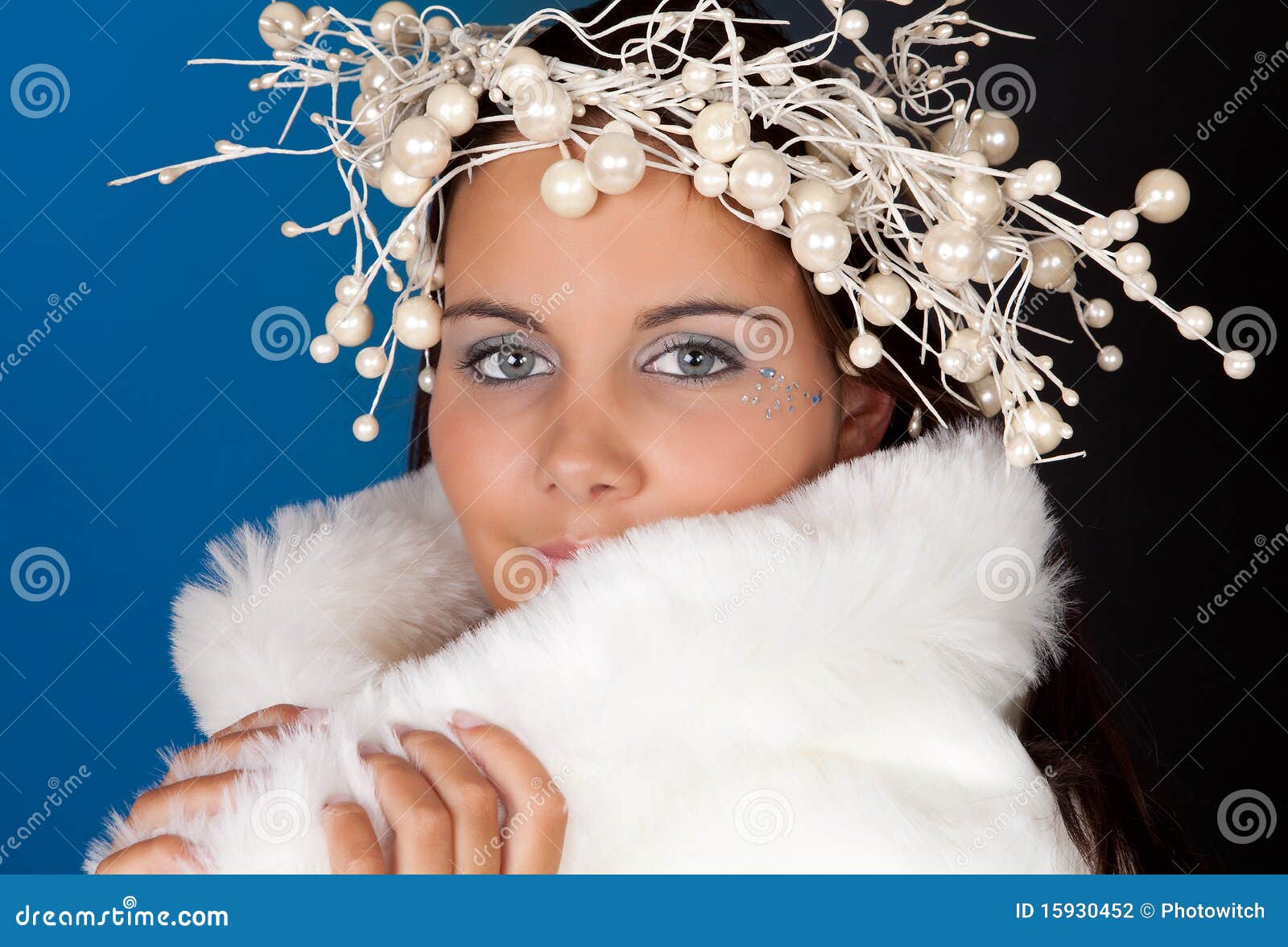 Winter Girl with Pearl Tiara Stock Photo - Image of happy, pearls: 15930452