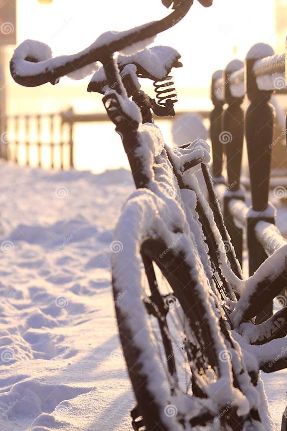Winter snow on a bicycle stock image. Image of snow, urban - 12373771