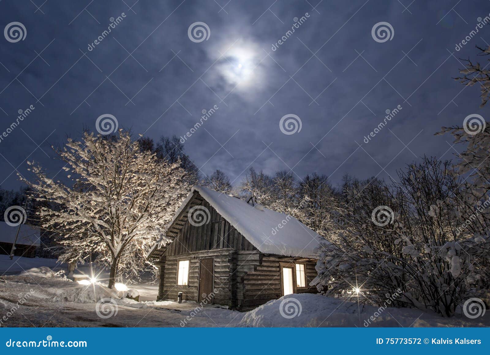 Winternacht an Der Landschaft Stockfoto - Bild von wald, häuschen: 75773572