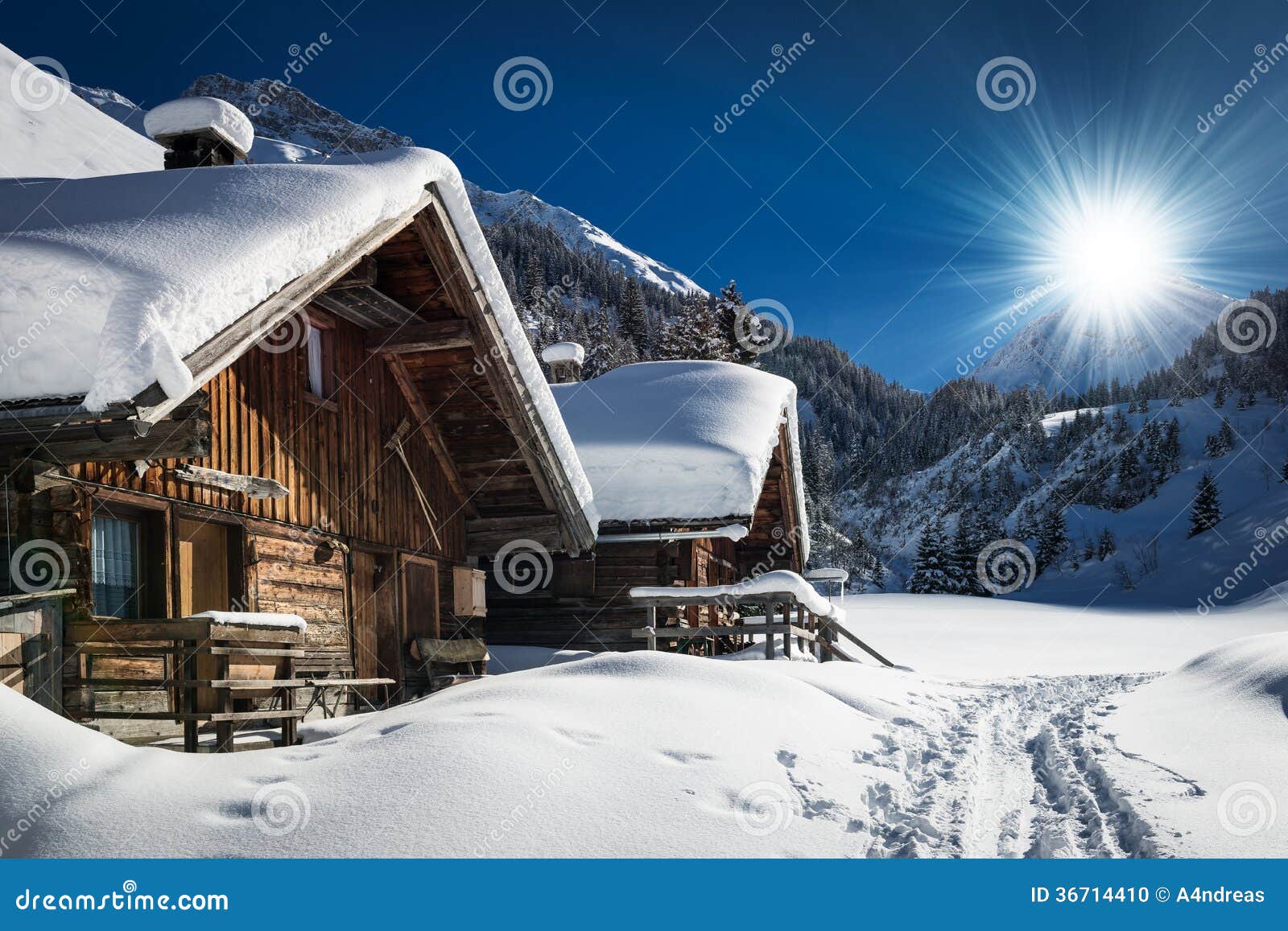 Winterskichalet Und -kabine Im Schneeberg Stockfoto - Bild von kabine ...