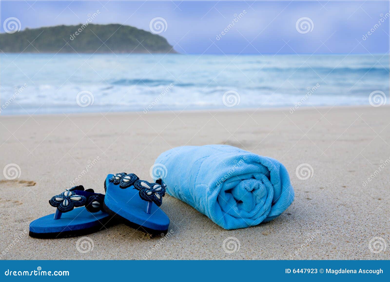 Wipschakelaars En Handdoek Op Het Strand Stock Afbeelding - Image of ...