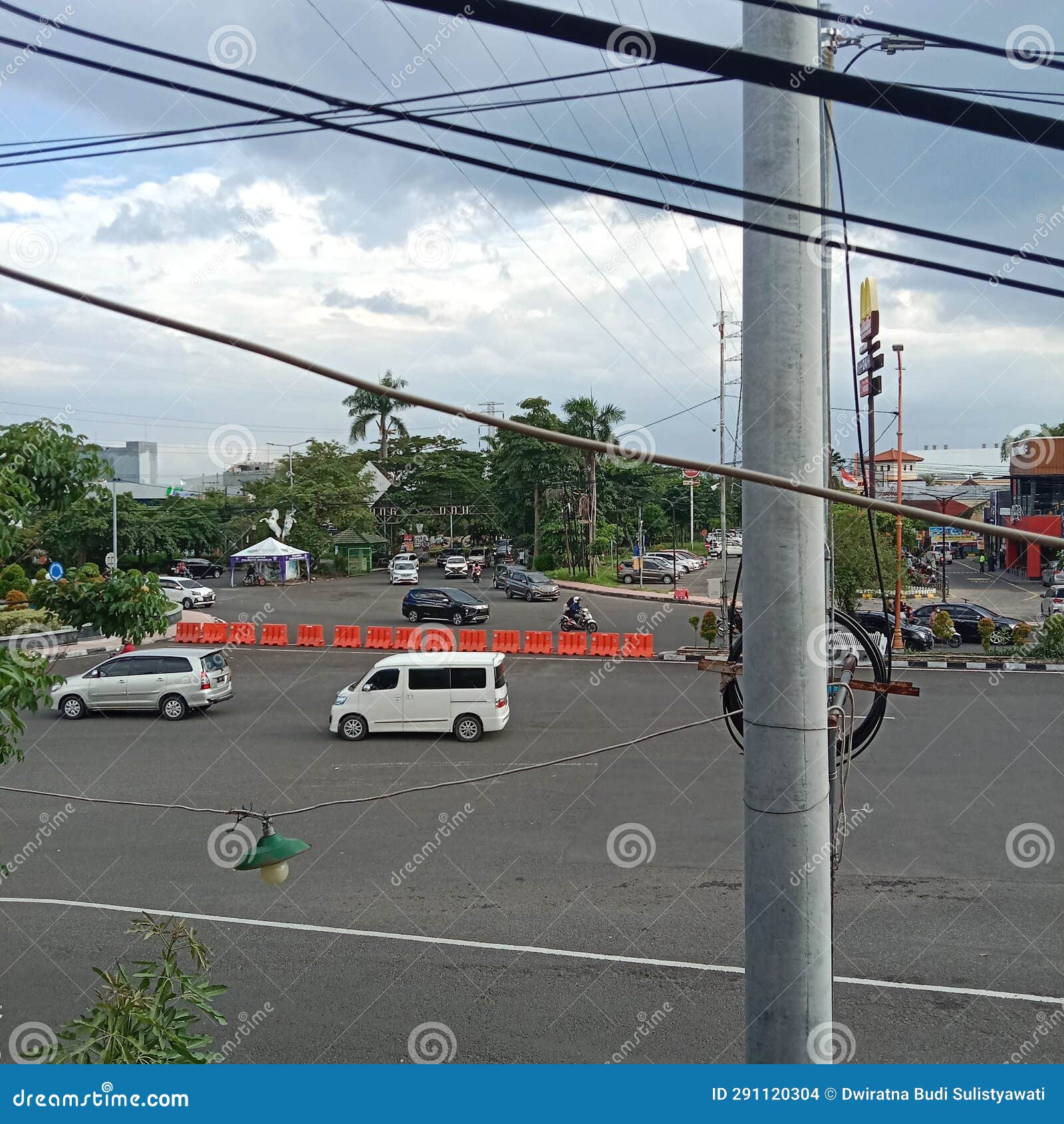 Wire Crowded editorial stock image. Image of crowded - 291120304