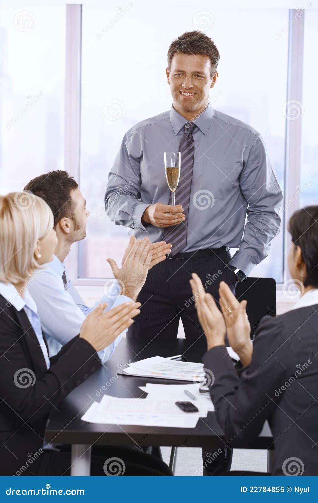 Wirtschaftler, Die Erfolg Feiern Stockbild - Bild von klatschen, frau ...