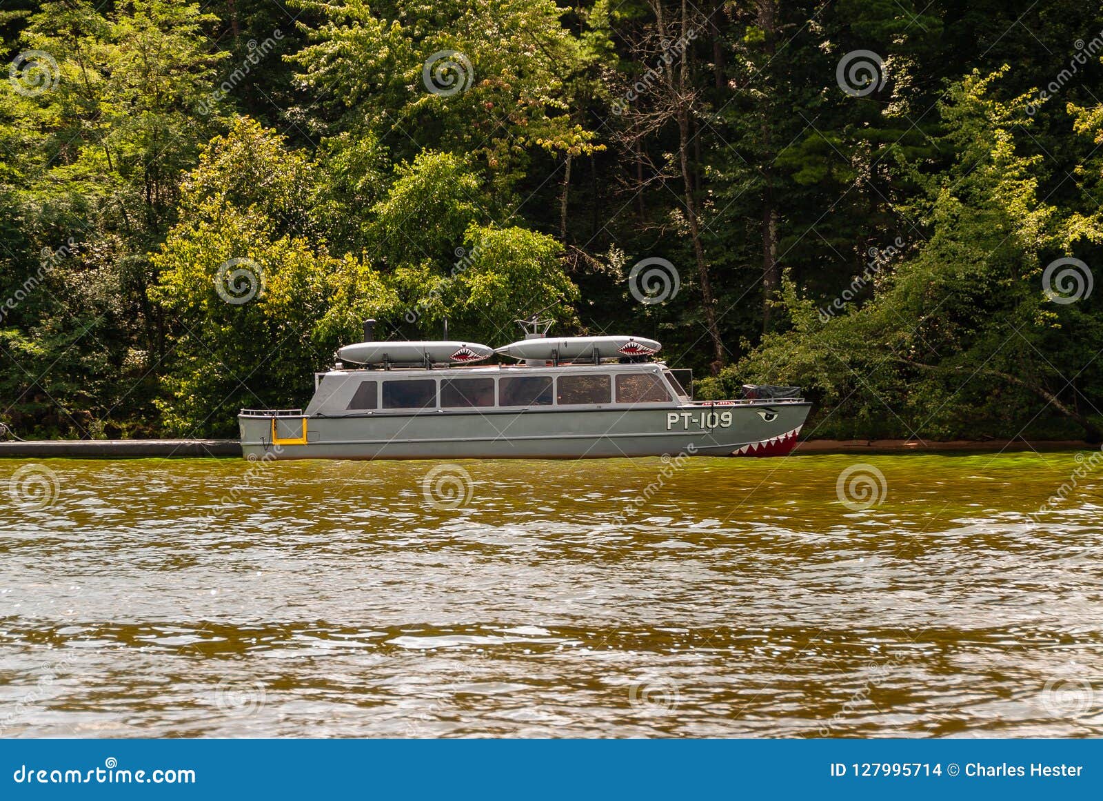 Wisconsin Dells River editorial stock image. Image of cliff - 127995714
