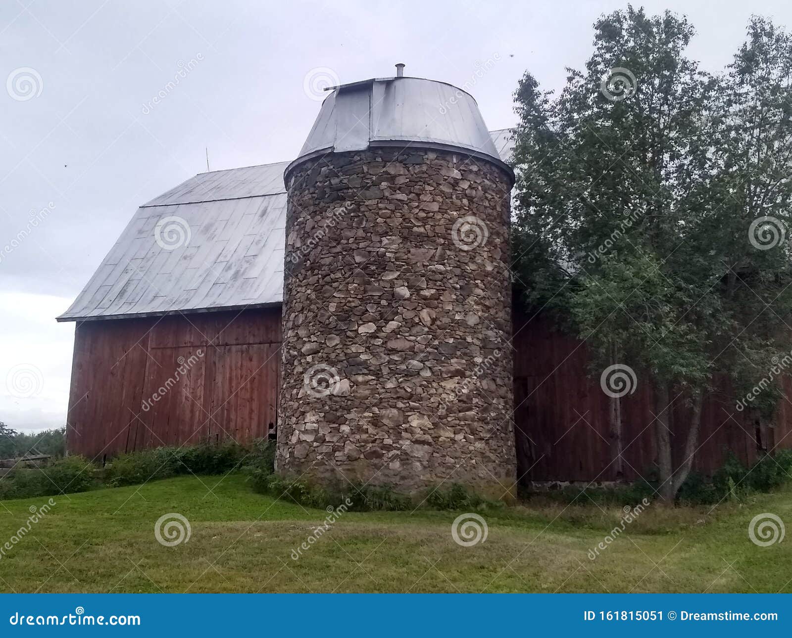 Wisconsin farm red barn stock image. Image of barn, silo - 161815051