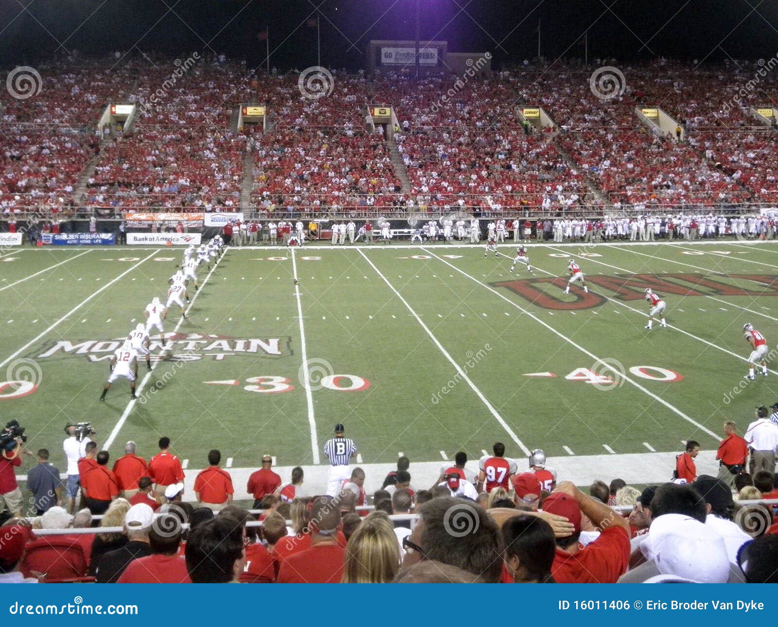 Wisconsin Kick Off Ball To UNLV Editorial Photo - Image of helmet, kick ...