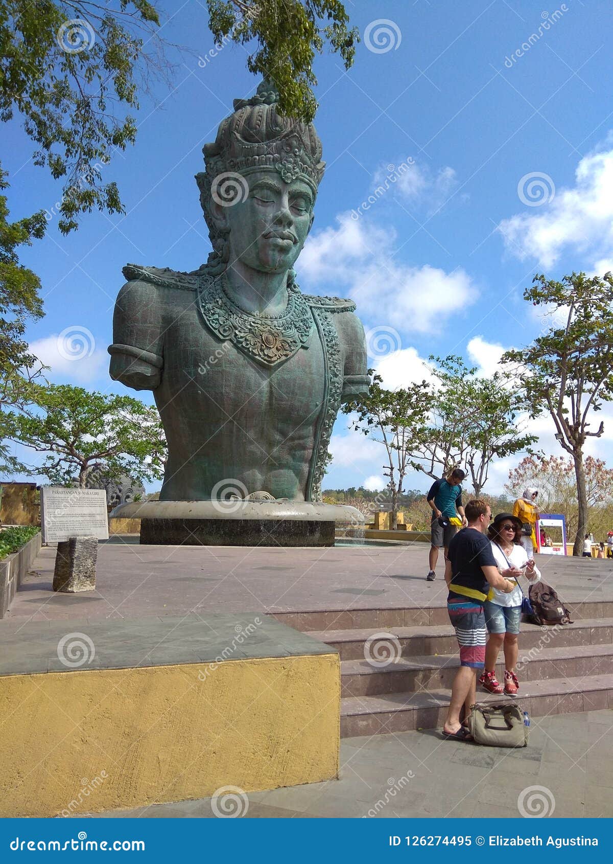 Wisnu statue editorial image. Image of wisnu, garuda - 126274495