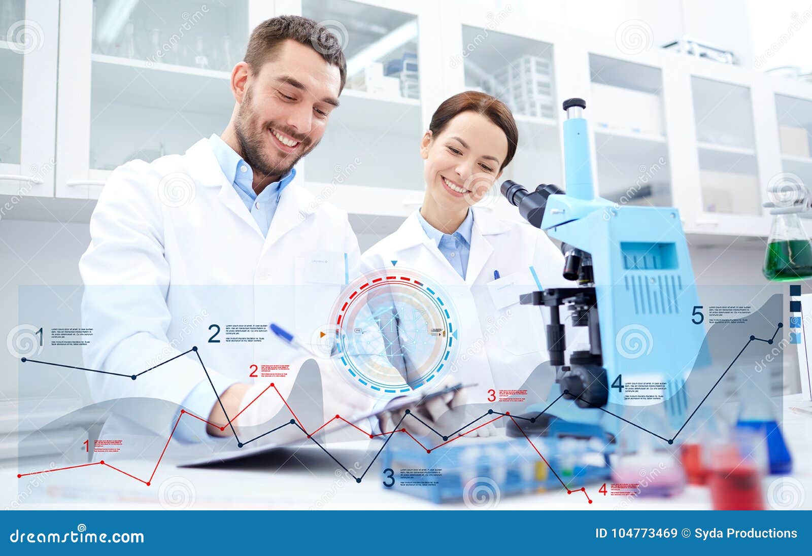 Wissenschaftler Mit Dem Mikroskop, Das Forschung Im Labor Macht ... Wissenschaftler Mit Dem Mikroskop, Das Forschung Im Labor Macht ...