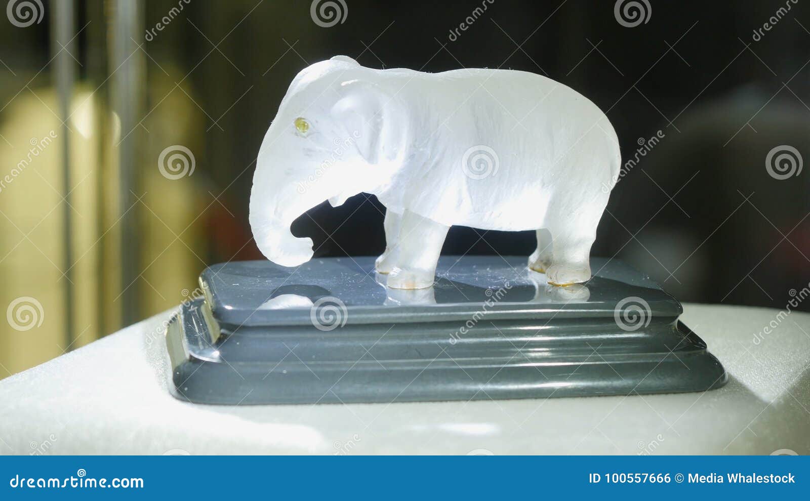 Wit Beeldje Van Een Olifant Standbeeld Van De Witte Olifant Stock Foto ...