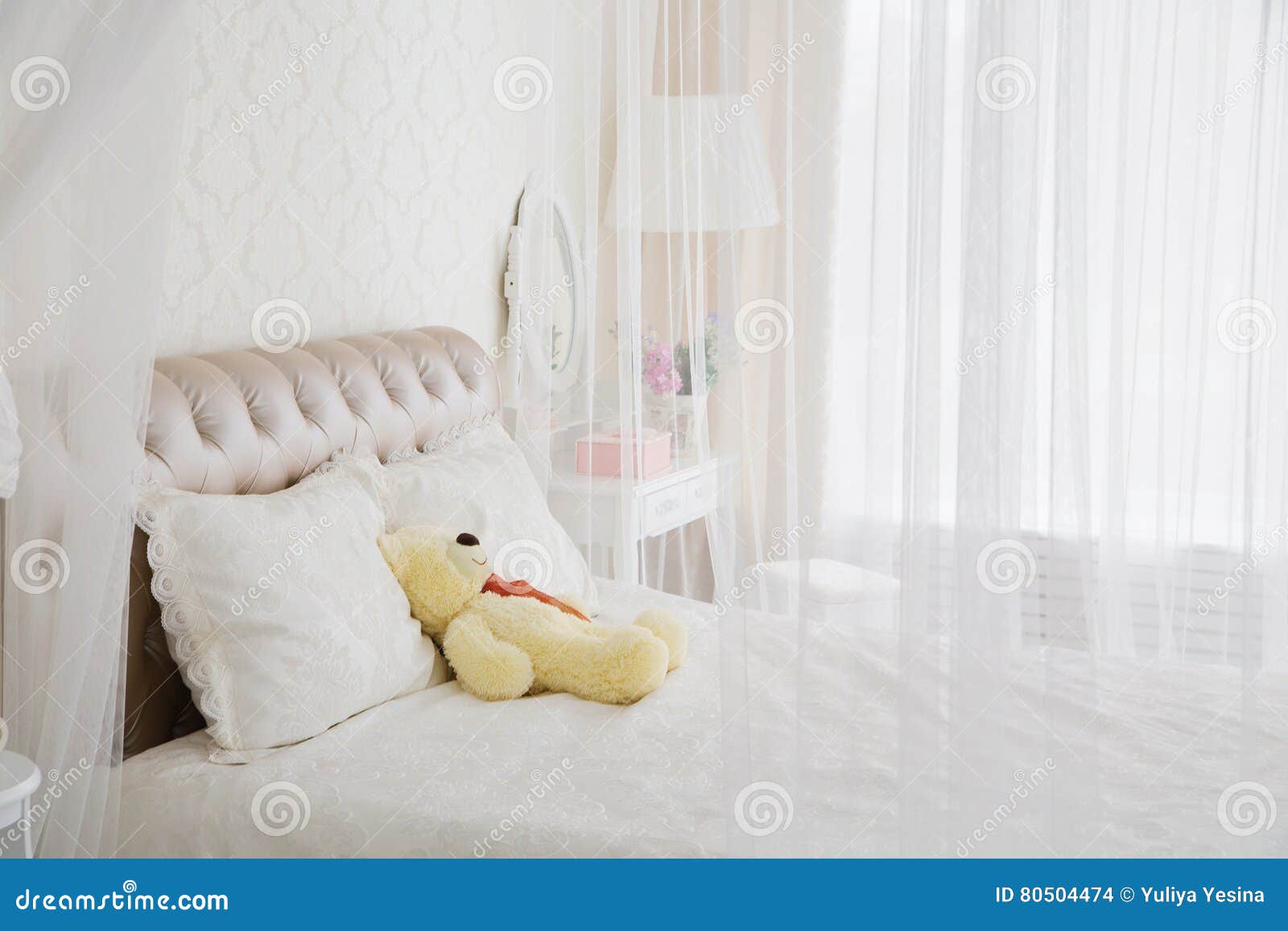 Wit Comfortabel Bed Met Uitstekend Hoofdkussen Stock Foto - Image of ...