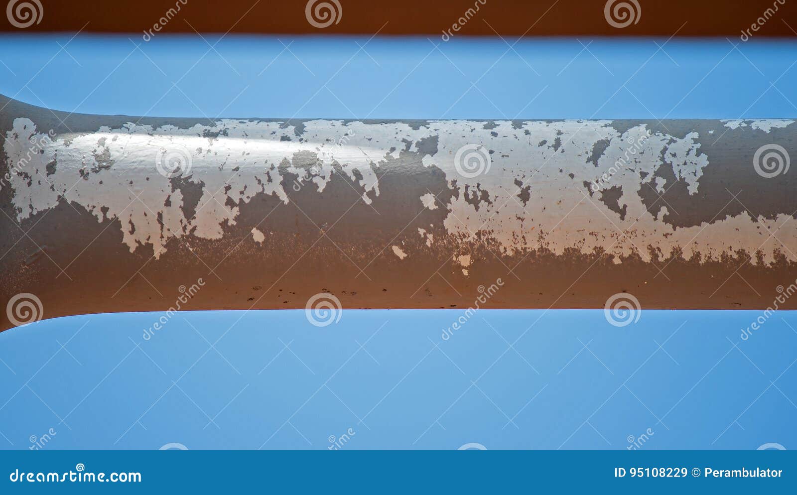 WIT GESCHILDERD METAAL POOL MET VERF DIE WEG KOMEN Stock Afbeelding ...