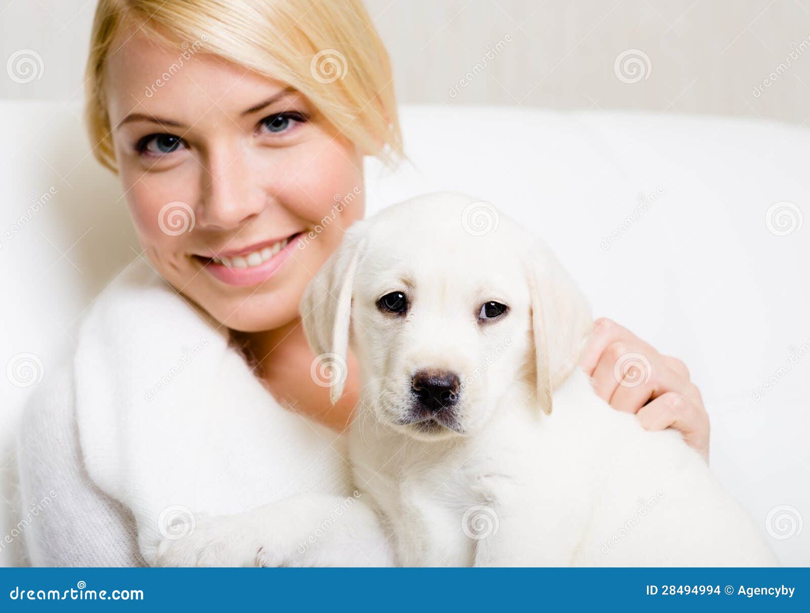 Wit Labrador Puppy Met Een Vrouw Stock Foto - Image of leuk, blij: 28494994