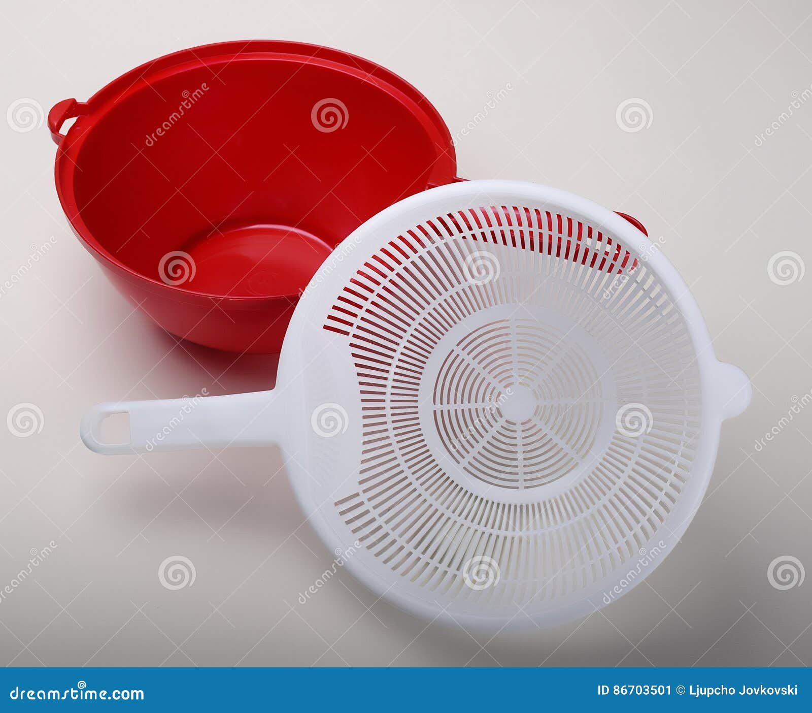 Wit Plastic Vergiet Aan Rode Kom Stock Afbeelding - Image of ...