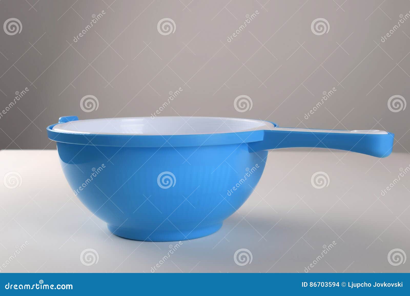 Wit Plastic Vergiet in Buekom Stock Foto - Image of hulpmiddelen ...