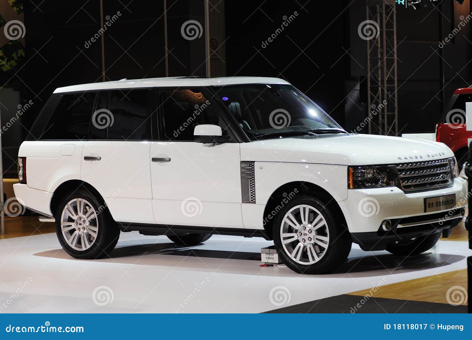 Wit Range Rover suv redactionele fotografie. Image of onderzoek - 18118017