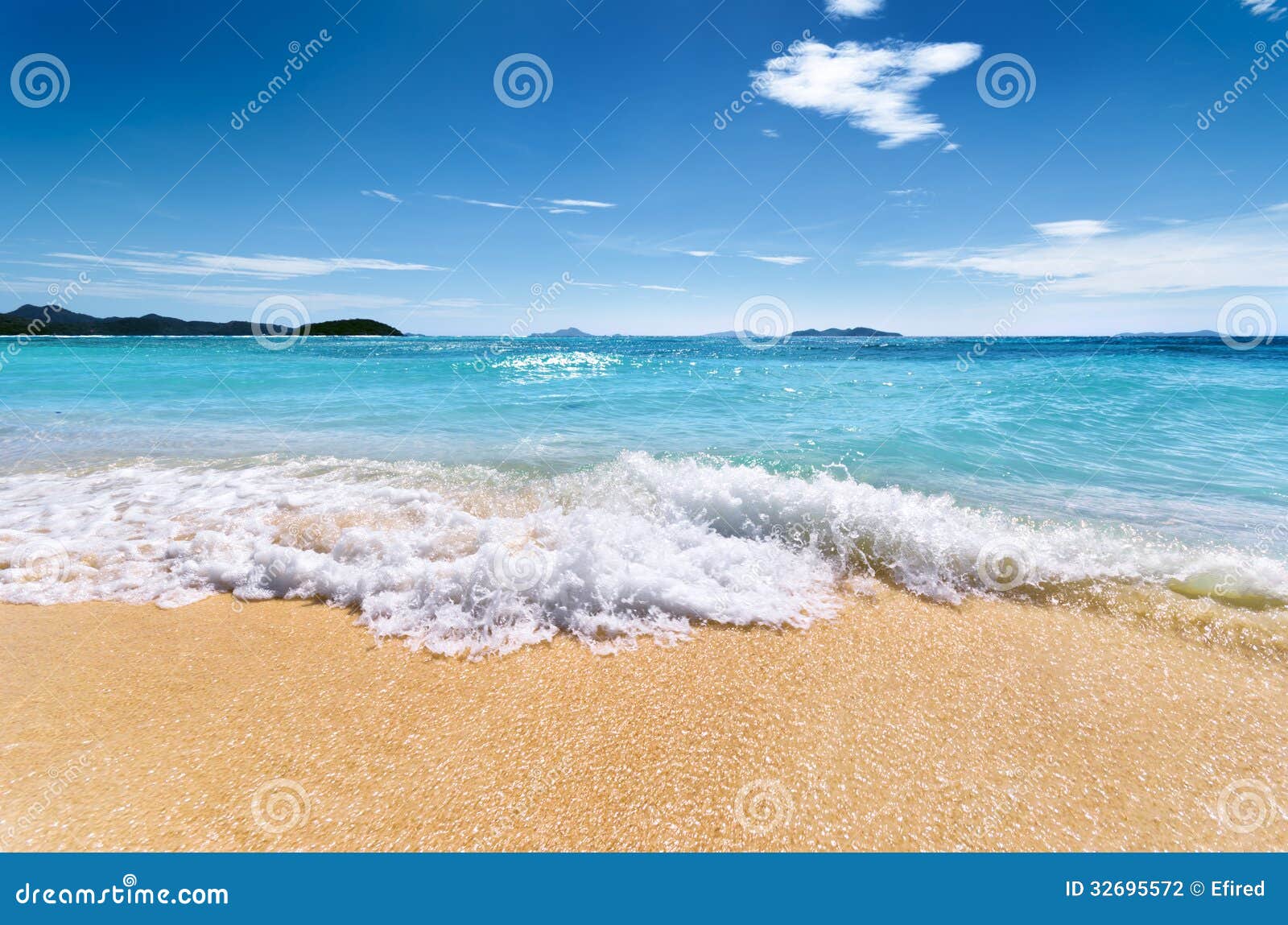 Wit Zandstrand En Blauwe Hemel Stock Foto - Image of hemel, oceaan ...