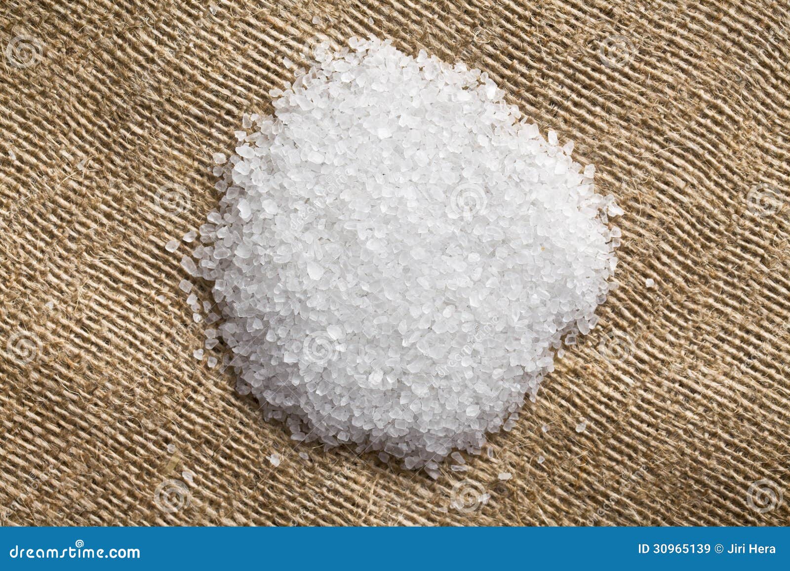 Wit zout op jute stock afbeelding. Image of kruid, ingrediënt - 30965139