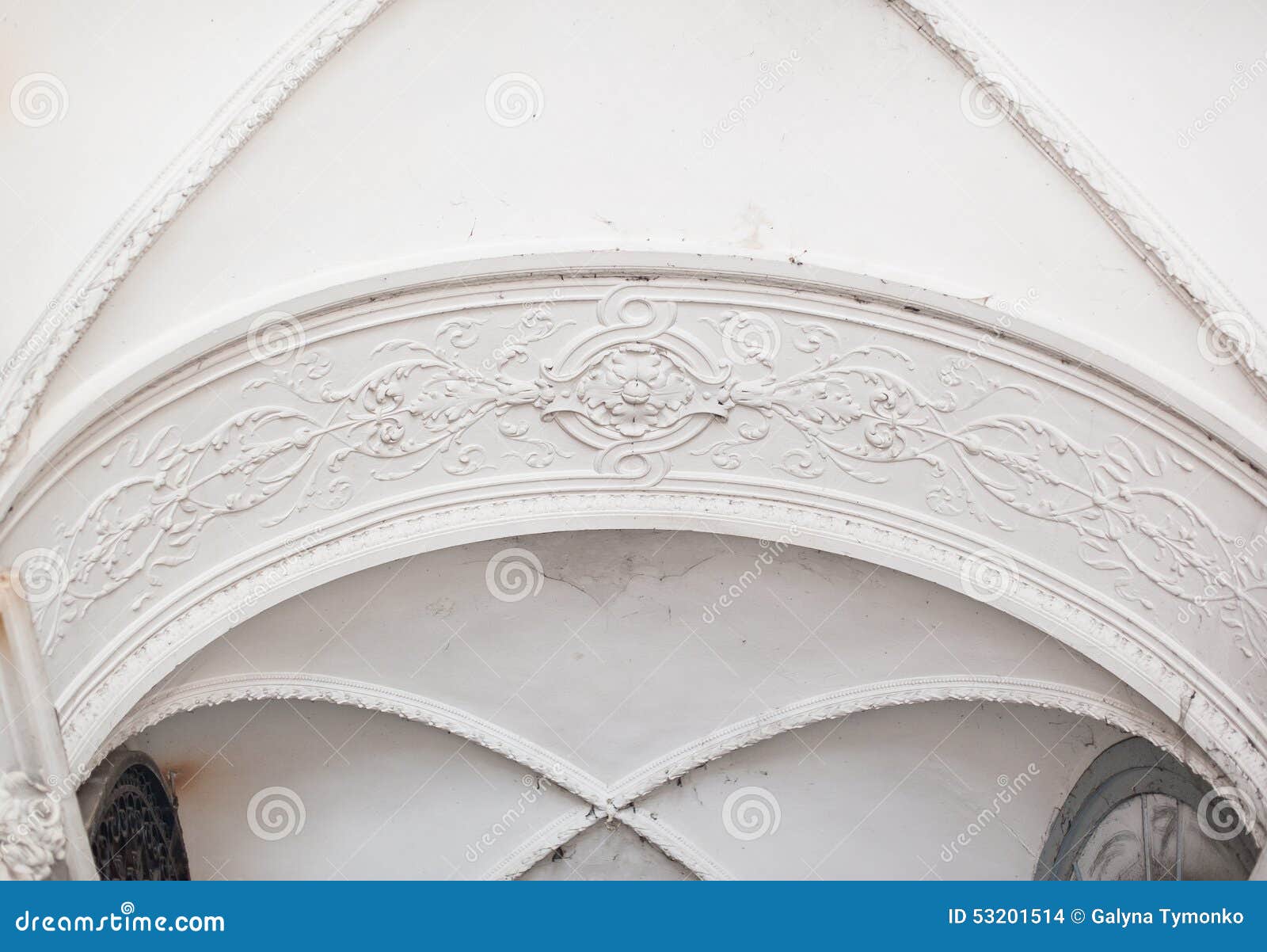Witte Architecturale Boog Bij De Ingang Aan De Kerk Stock Foto - Image ...