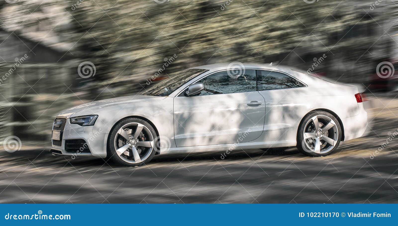Witte auto stock foto. Image of vaag, audi, daling, motie - 102210170