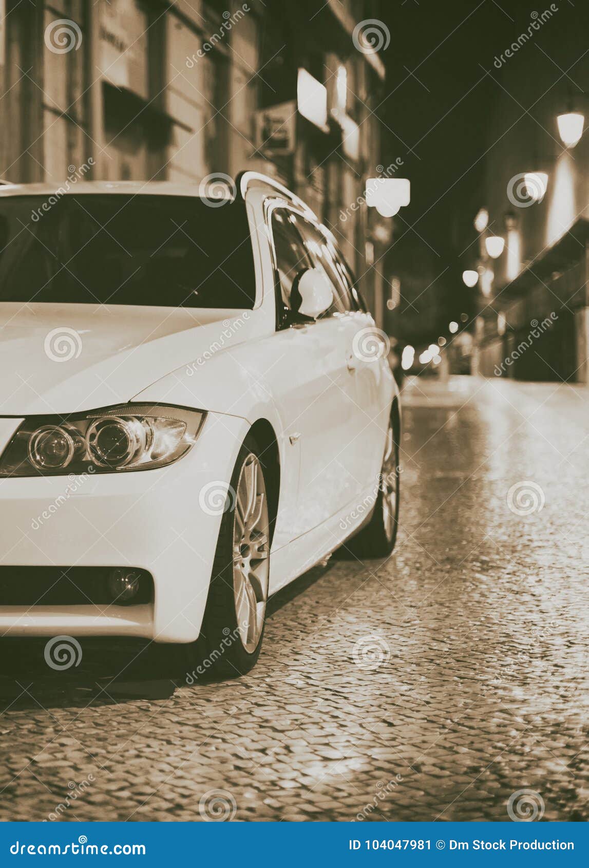 Witte auto stock afbeelding. Image of lamp, steeg, auto - 104047981