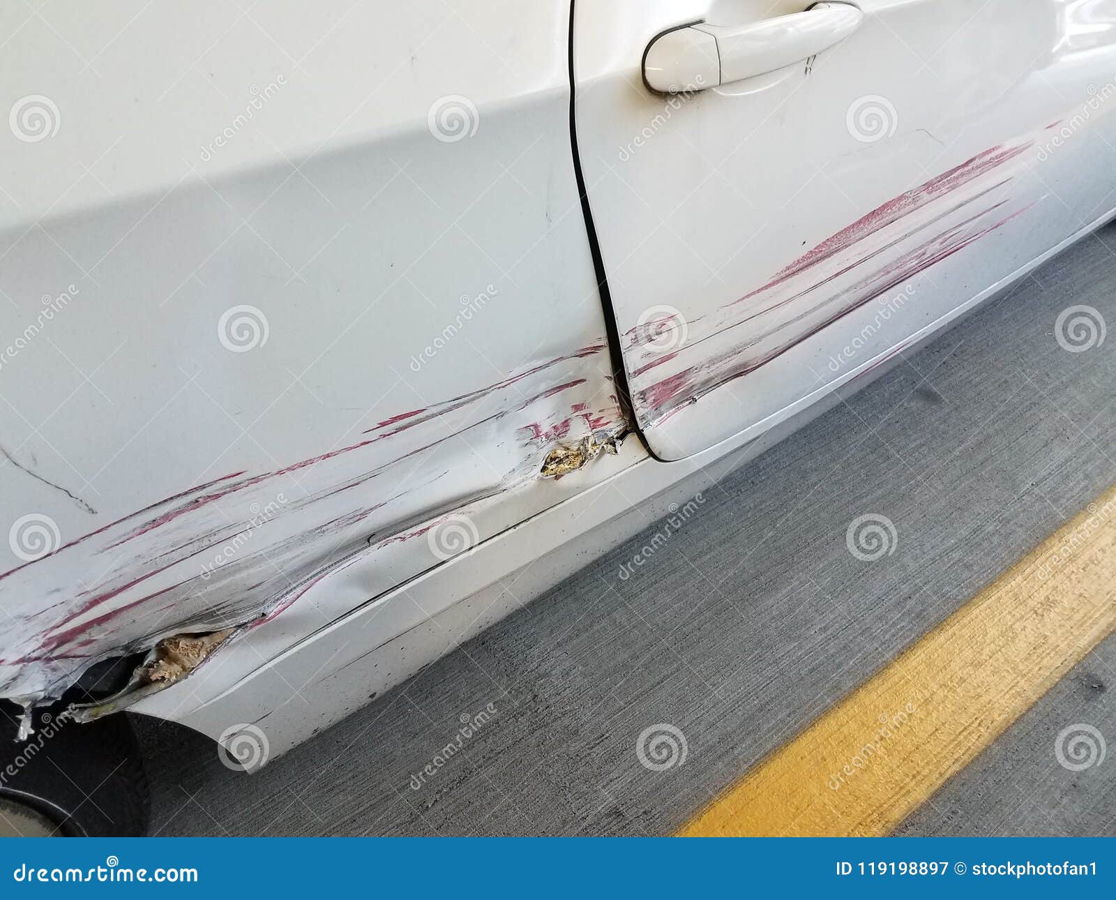 Witte Auto Met Grote Kras Met Rode Verf Stock Afbeelding - Image of ...