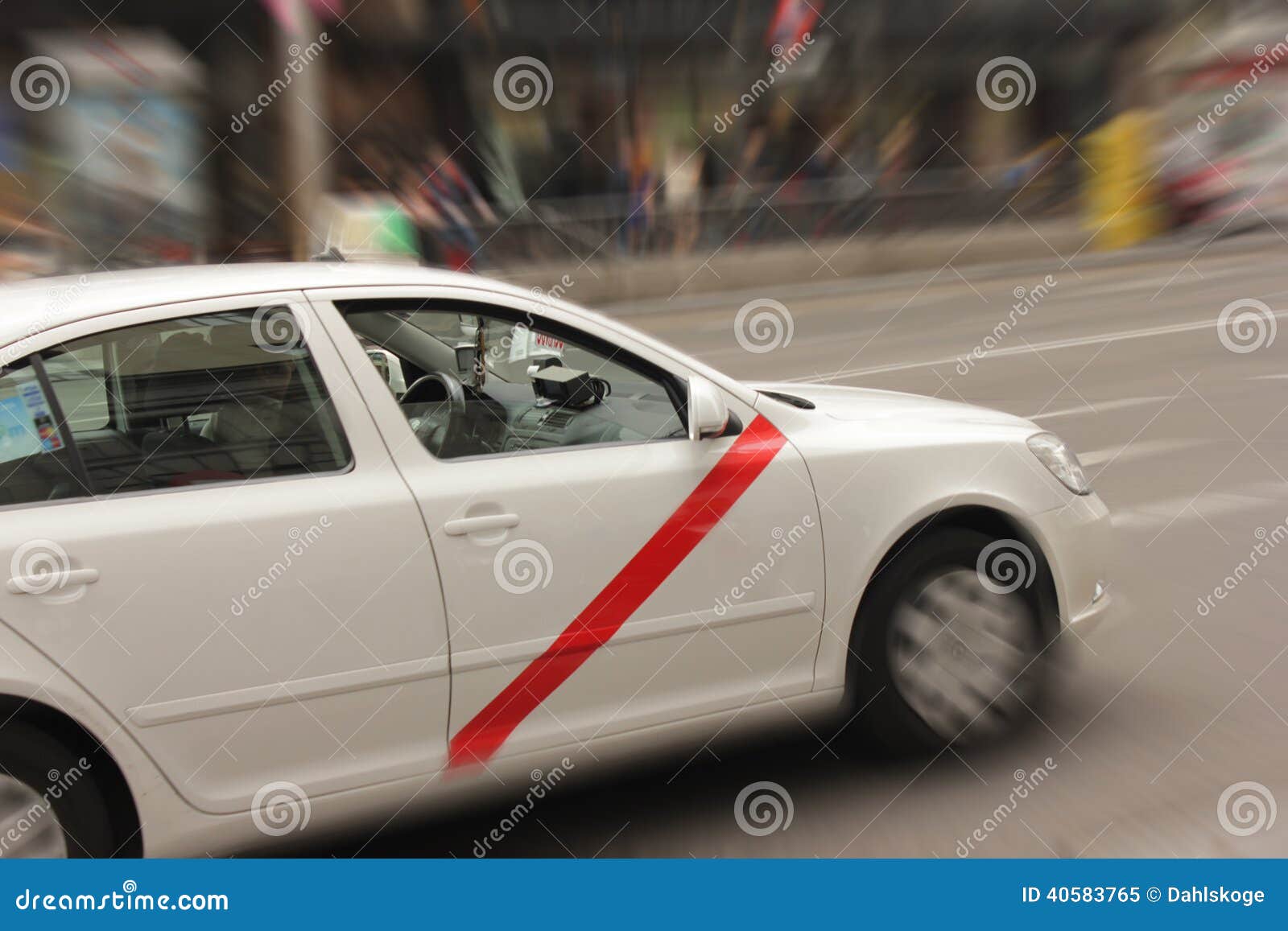 Witte auto op de weg stock afbeelding. Image of verscheidene - 40583765