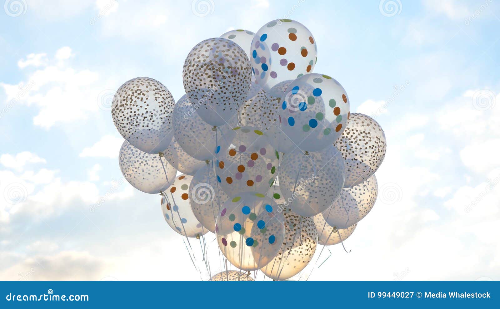 Witte Ballons Tegen De Hemel Witte Ballen in De Hemel Stock Afbeelding ...