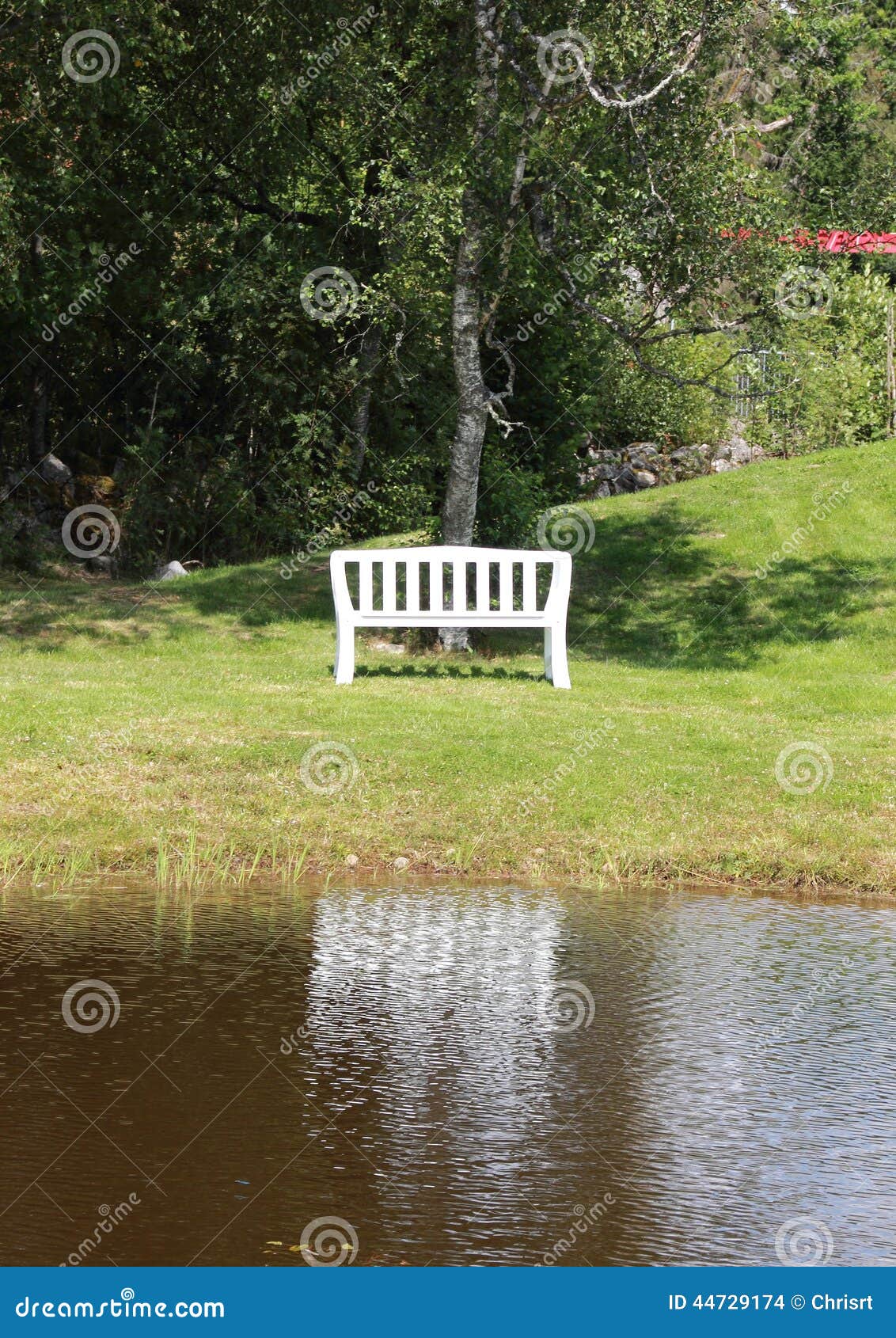 Witte Bank Bij Meer Met Waterbezinning Stock Foto - Image of vijver ...