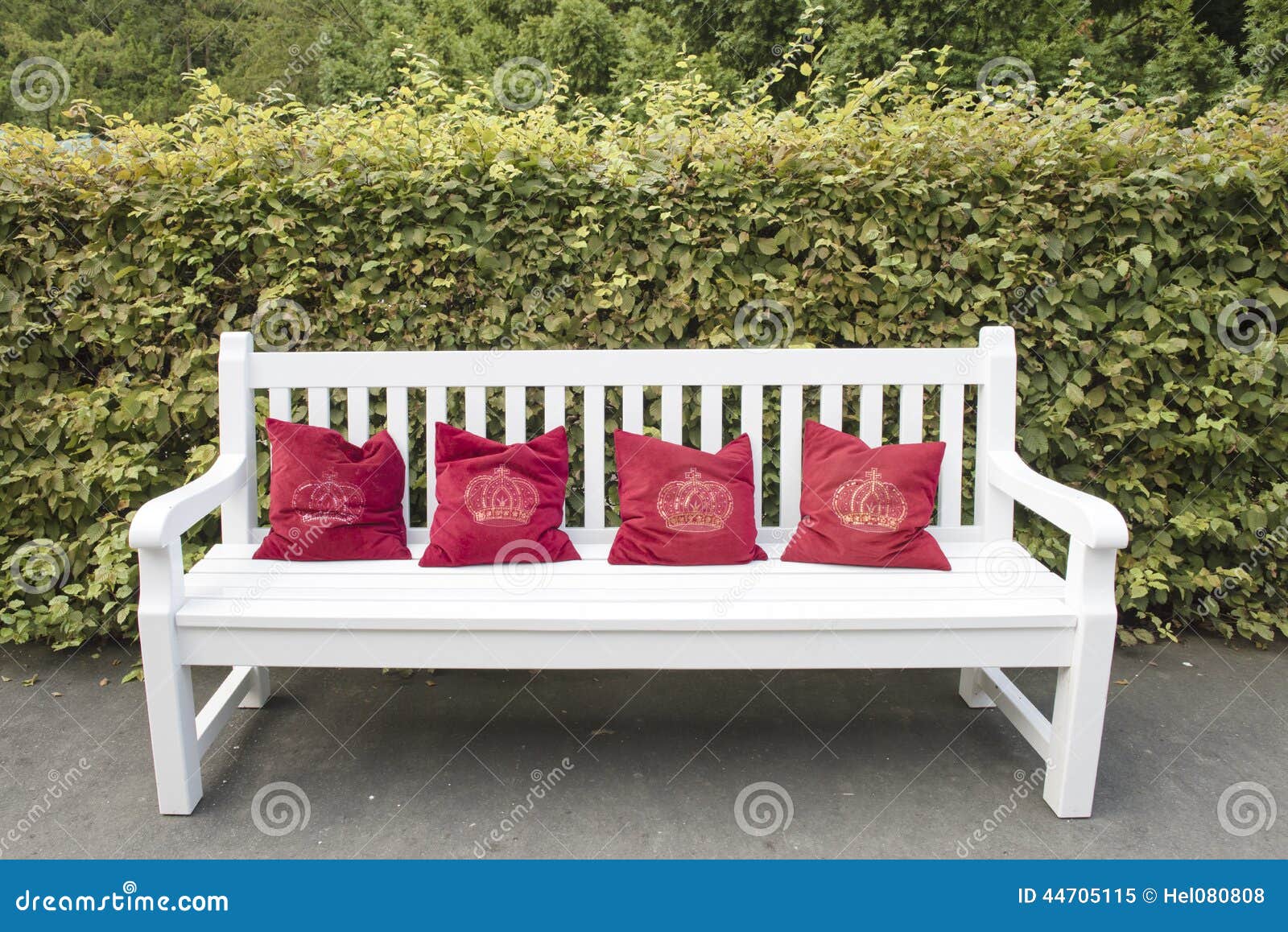 Witte Bank Met Rode Hoofdkussens Stock Afbeelding - Image of haag ...