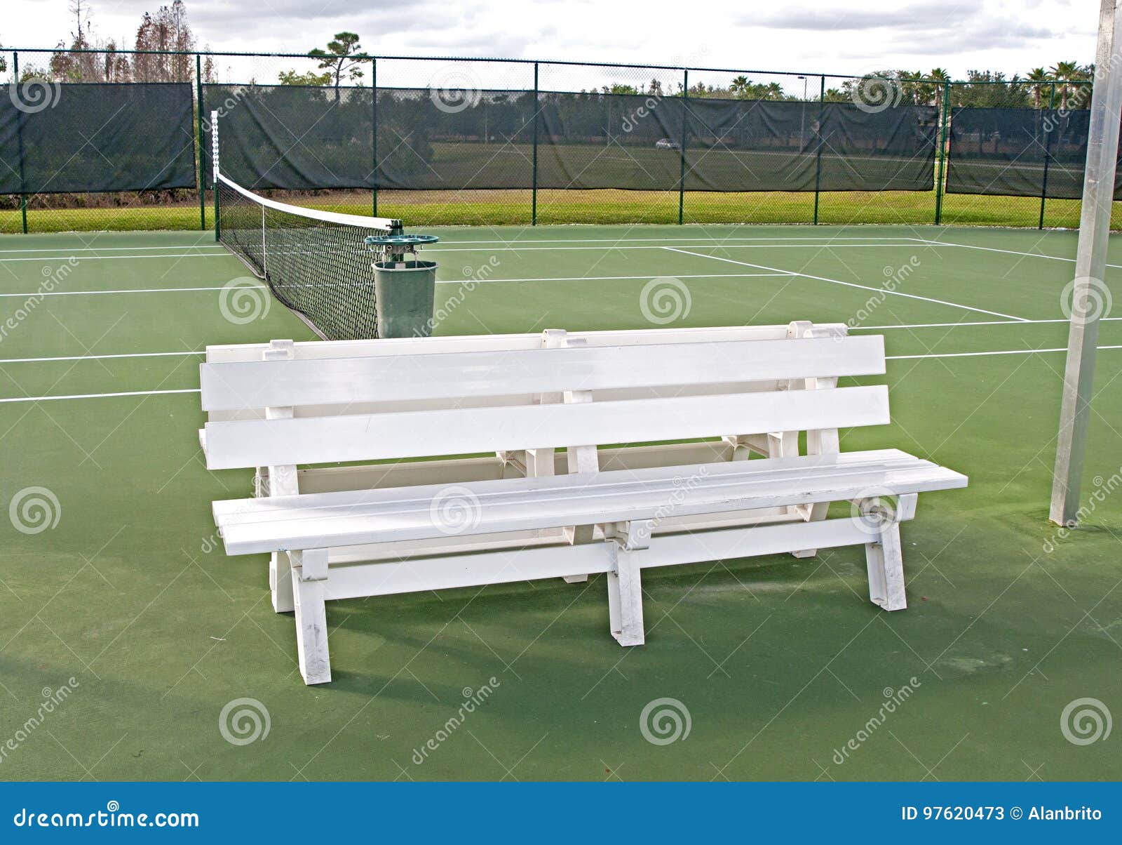 Witte Bank Op Een Tennisbaan Stock Afbeelding - Image of noord, lente ...
