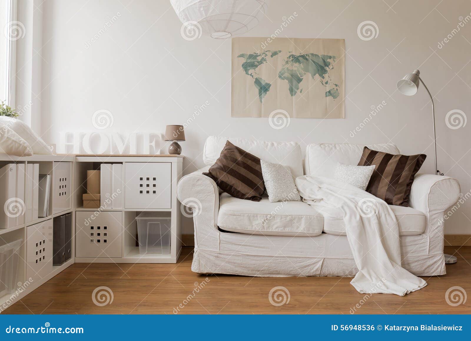 Witte bank in woonkamer stock foto. Image of luxe, dressoir - 56948536