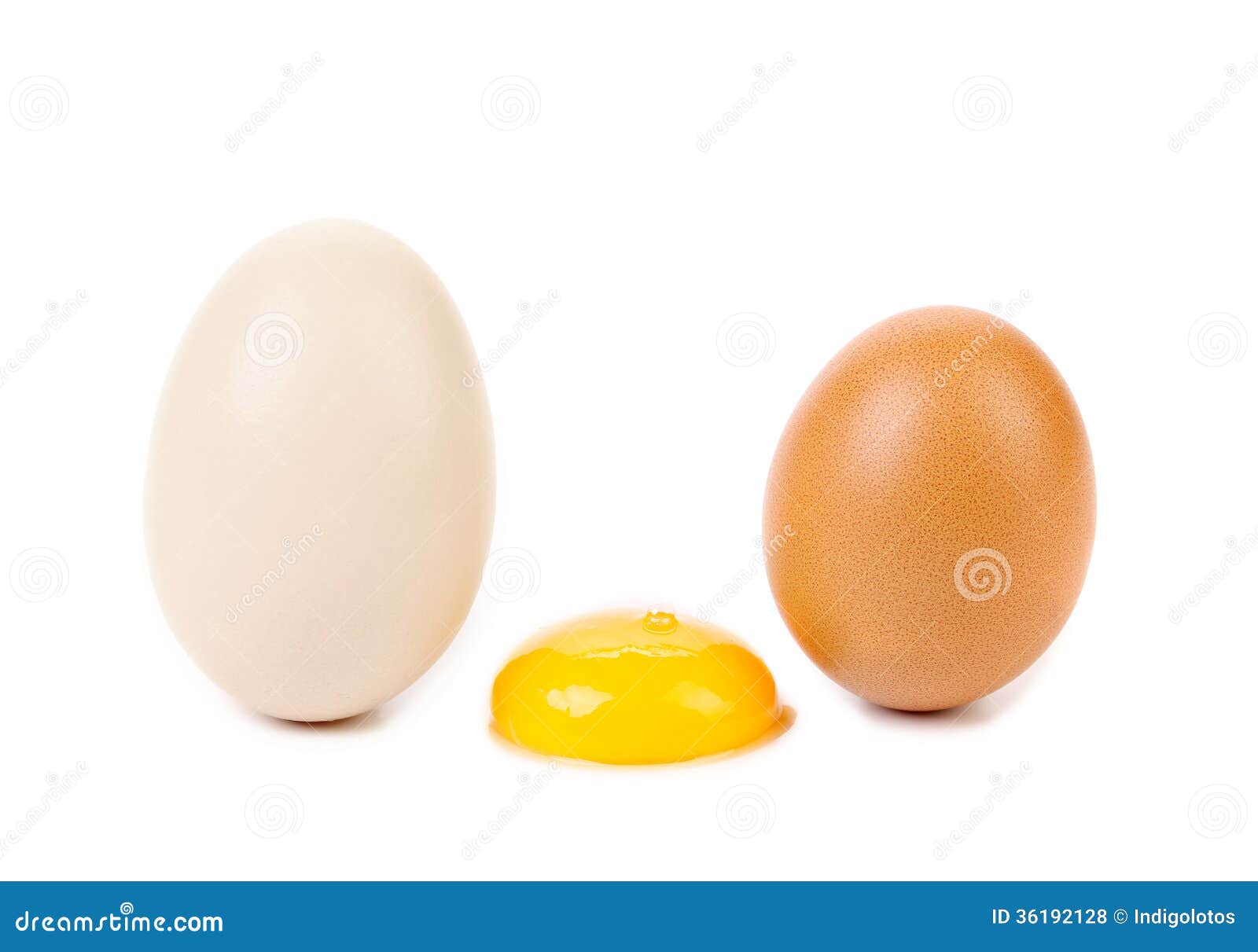 Witte En Bruine Eieren Met Dooier. Stock Foto - Image of één, breekbaar ...