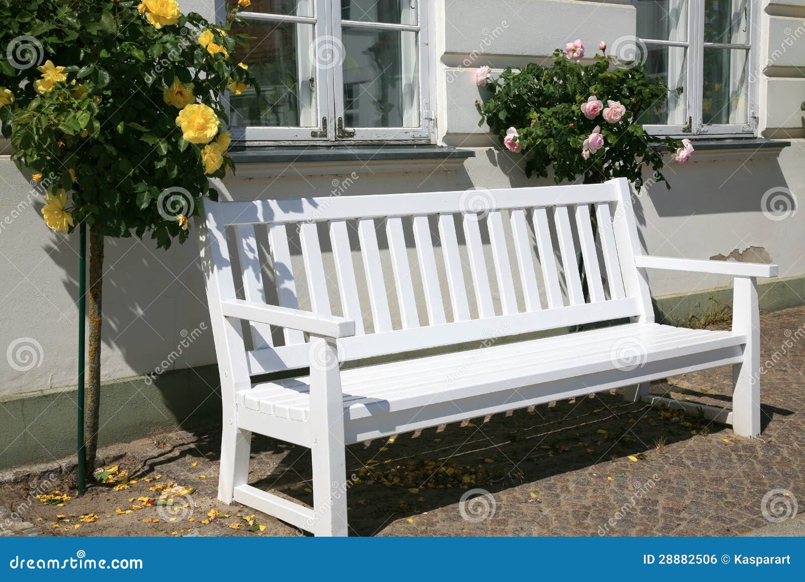 Witte houten bank en rozen stock foto. Image of ontspan - 28882506