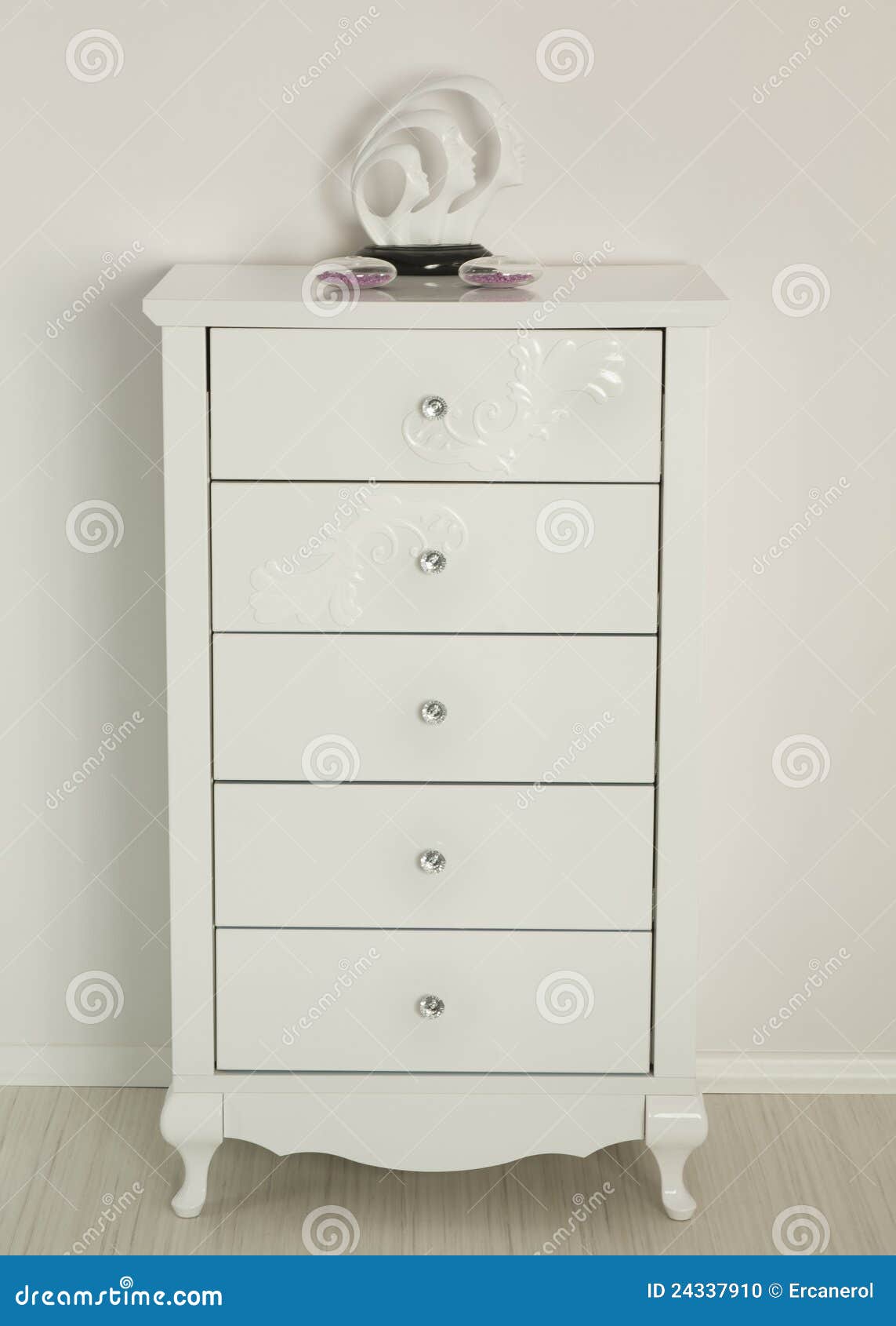 Witte Ladenkast stock foto. Image of werk, tapijt, deco - 24337910