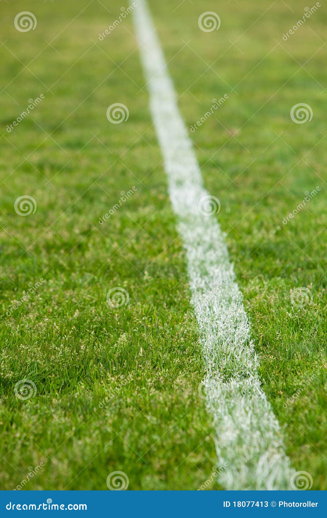 Witte Lijn Op Een Voetbalgebied Stock Afbeelding - Image of werf, krijt ...