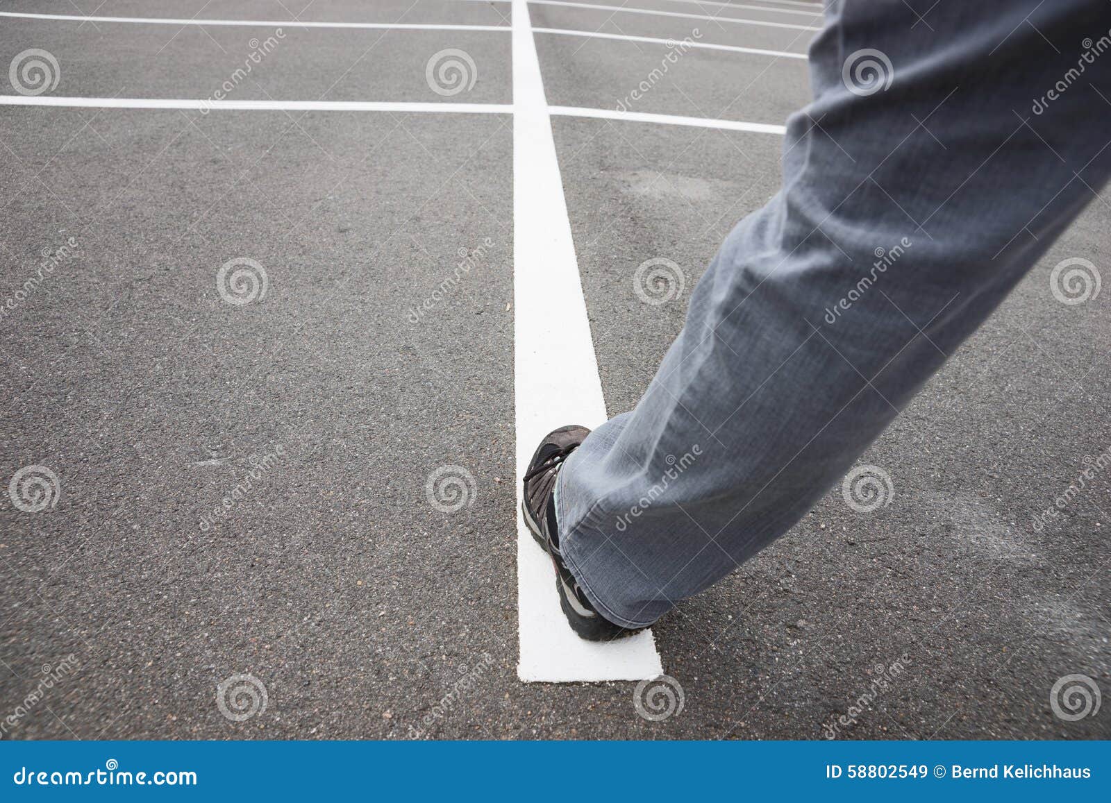 Witte lijn op straat stock afbeelding. Image of teken - 58802549