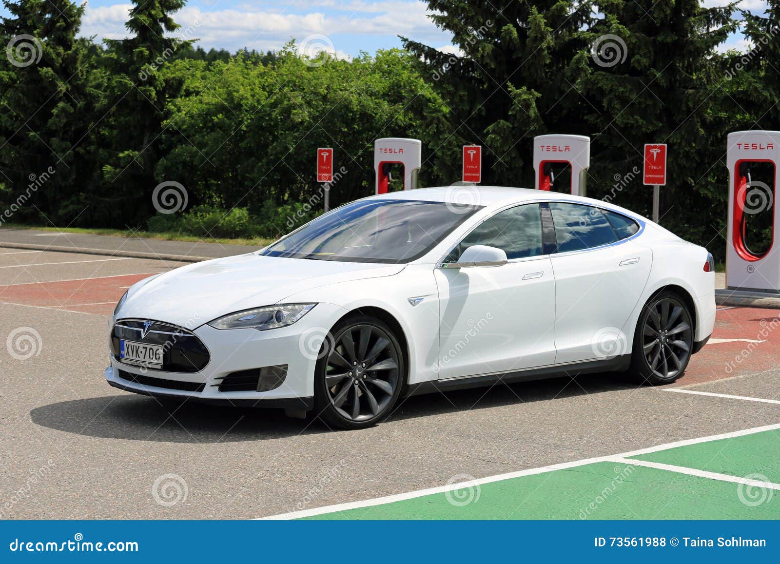 Witte Models Electric Car Leaves Het Laden Van Tesla Post Redactionele ...