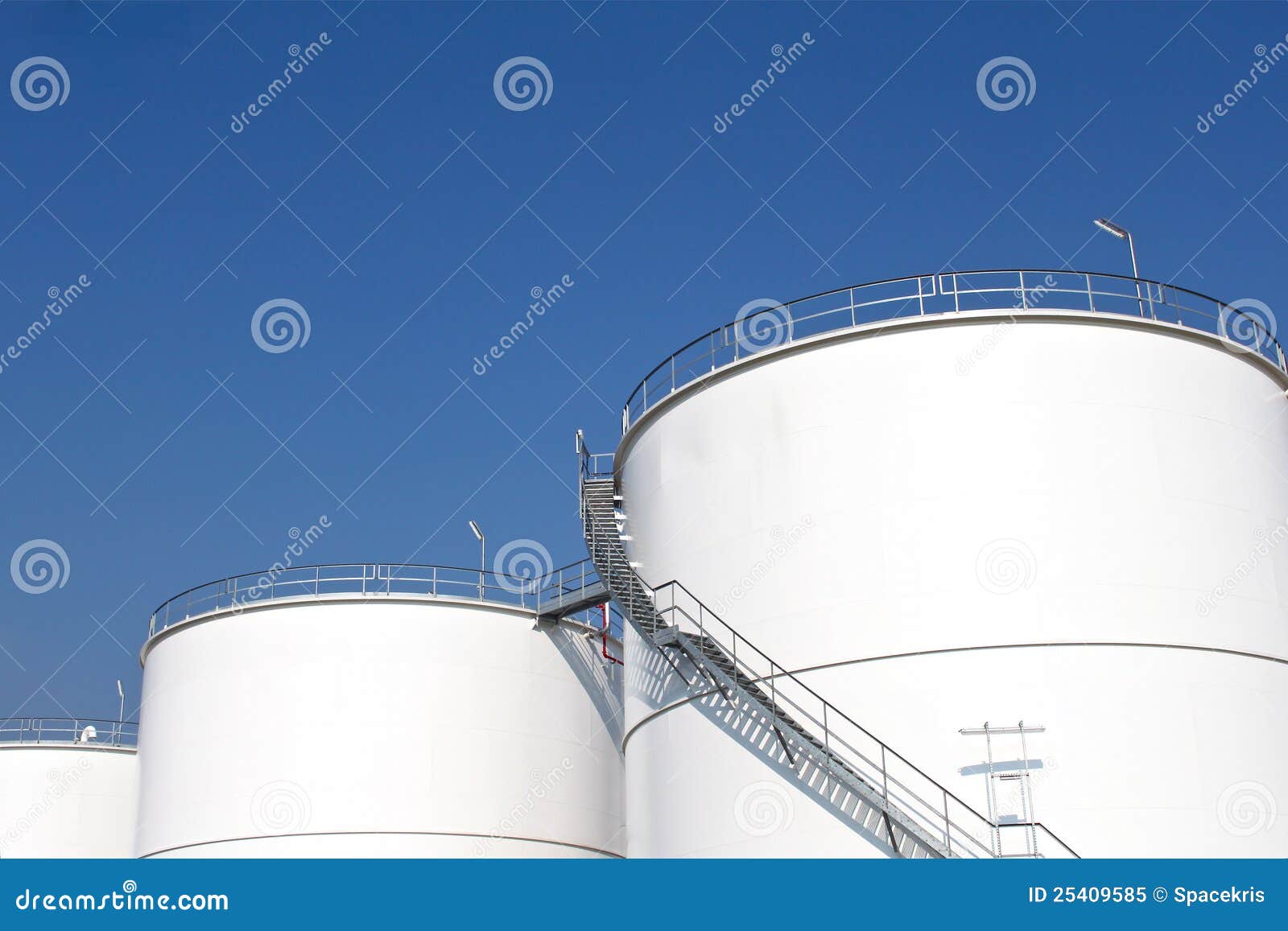 Witte opslagtanks stock afbeelding. Image of gallons - 25409585