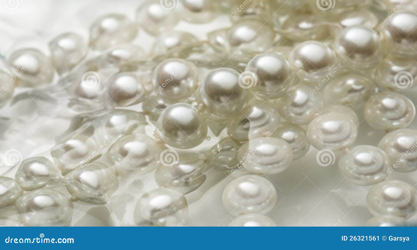 Witte parel stock afbeelding. Image of groep, manier - 26321561