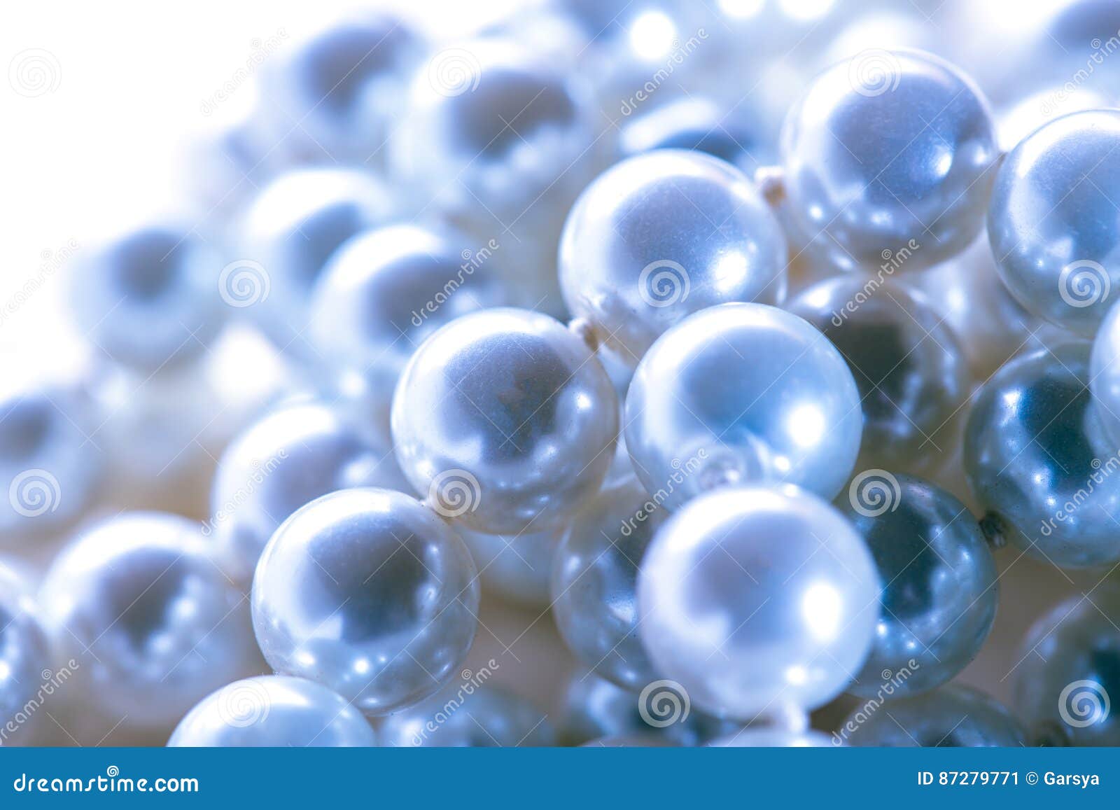 Witte parel in het stemmen stock afbeelding. Image of juwelen - 87279771