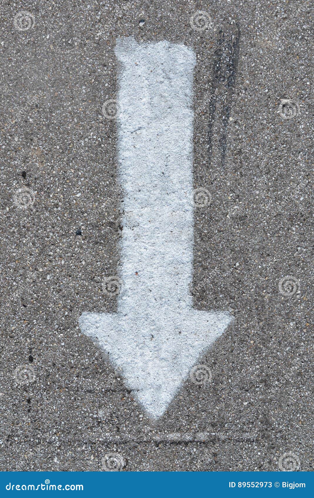 Witte pijl op de weg, stock afbeelding. Image of teken - 89552973