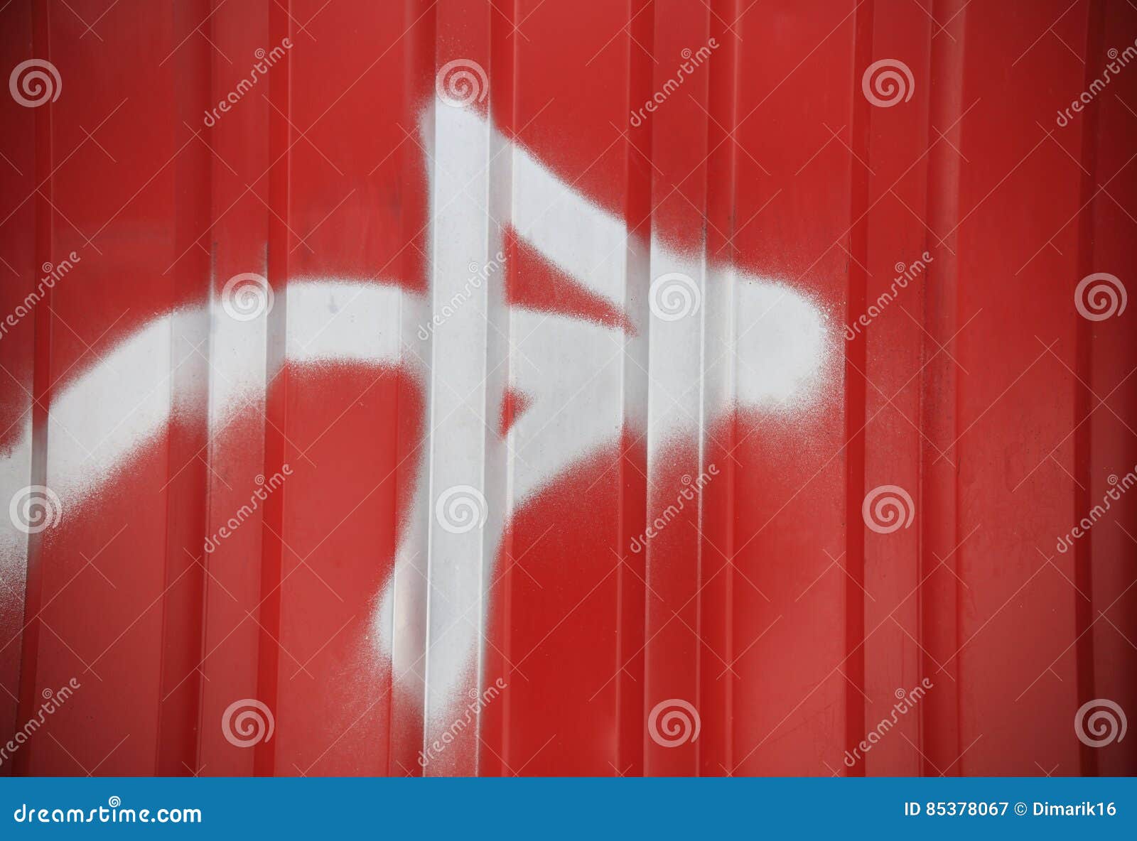 Witte Pijl Op Rode Geribbelde Muurachtergrond Stock Afbeelding - Image ...